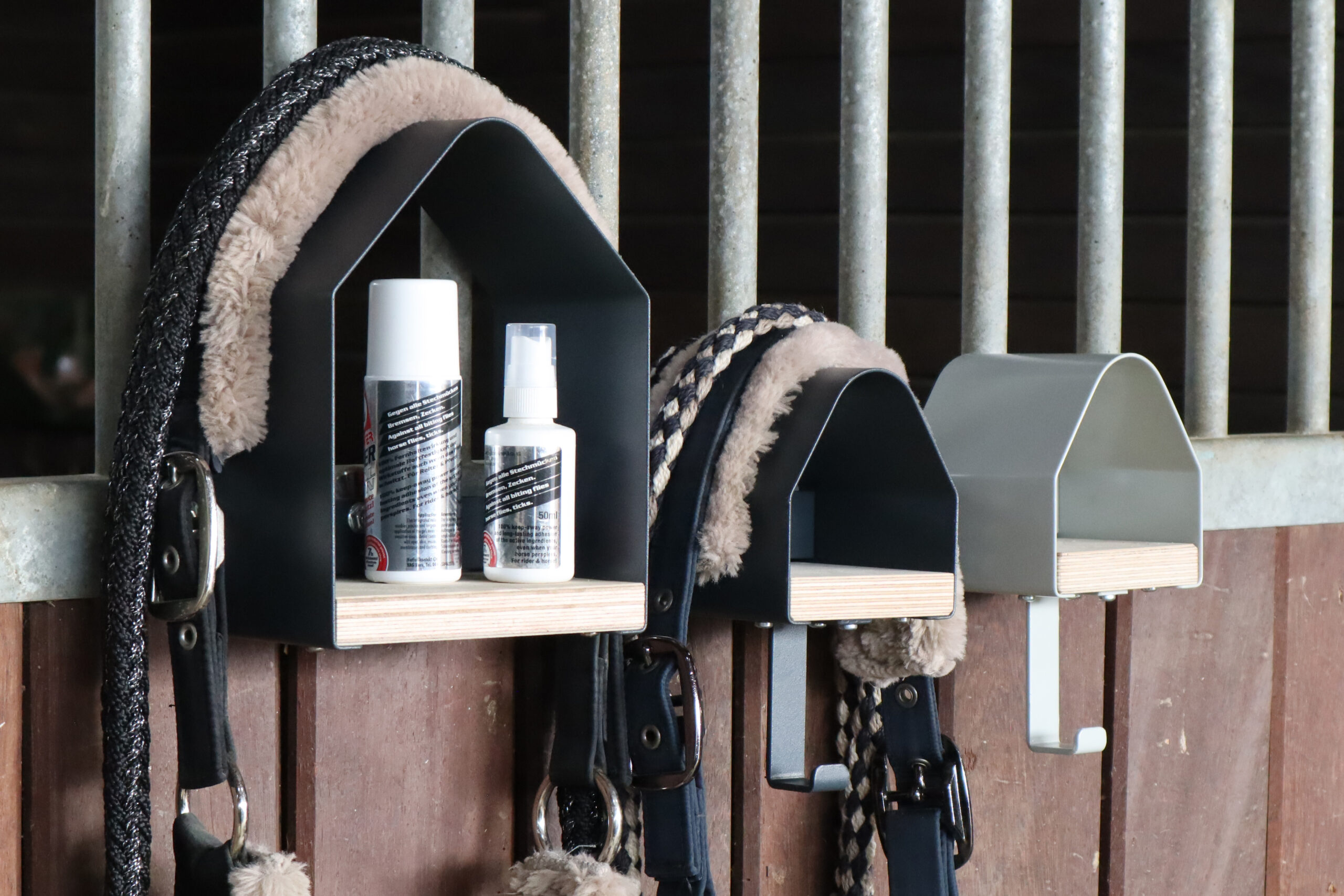 Trensen-Box - idealer Trensenhalter mit Stauraum